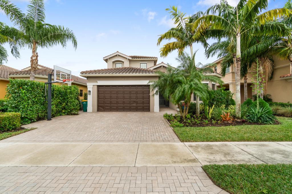 Luxury Waterfront Living at 13813 Callisto Ave, Naples: A Marbella ...